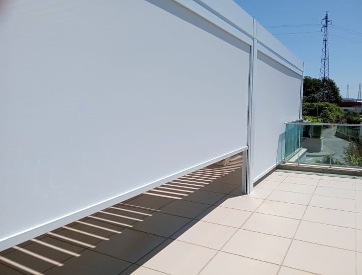 toldo vertical exterior com sistema Zip integrado